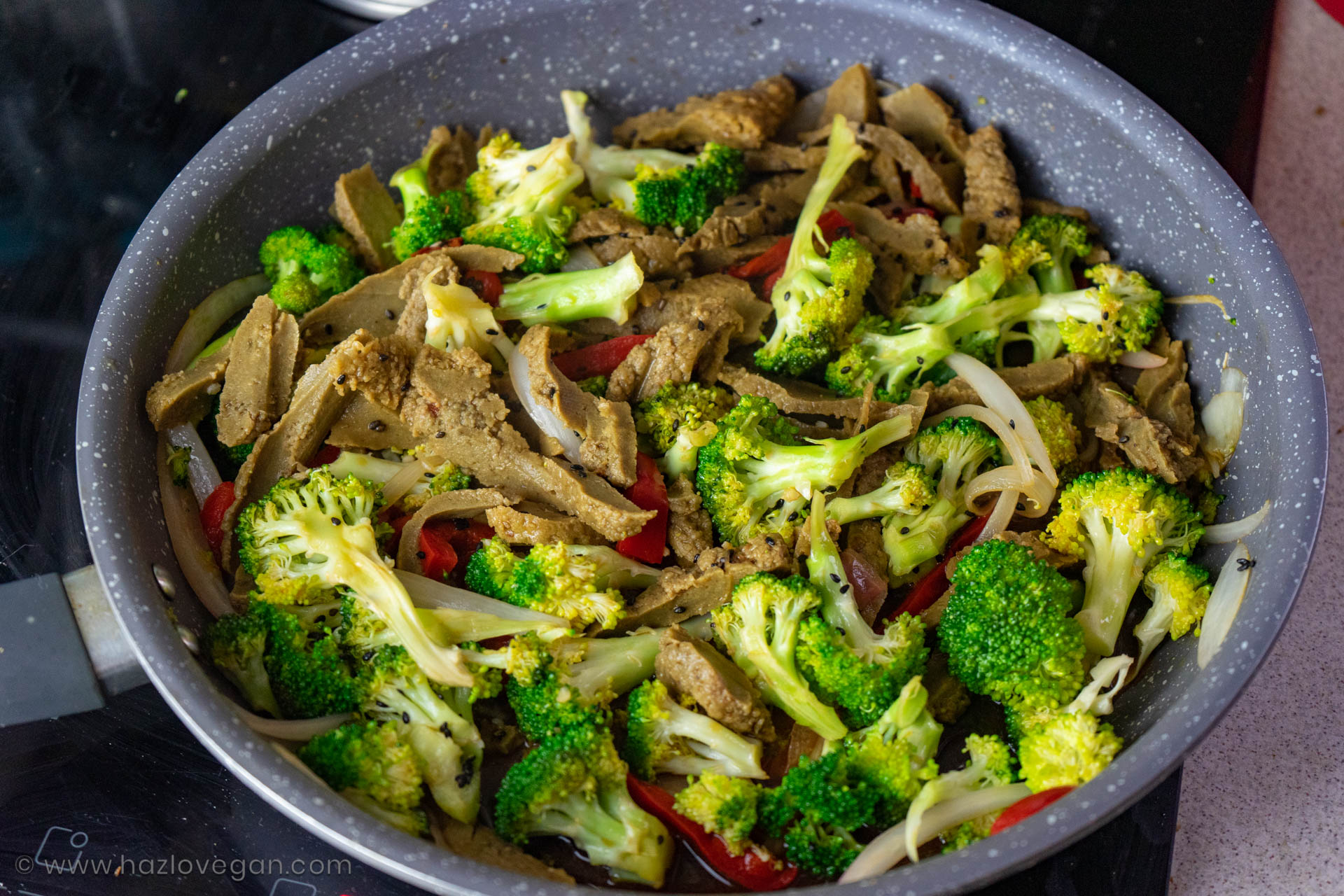 Salteado agridulce vegano con filete de seitán, brócoli y piña | Hazlo ...